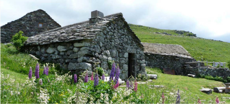 Buron Aubrac et nuit insolite Auvergne